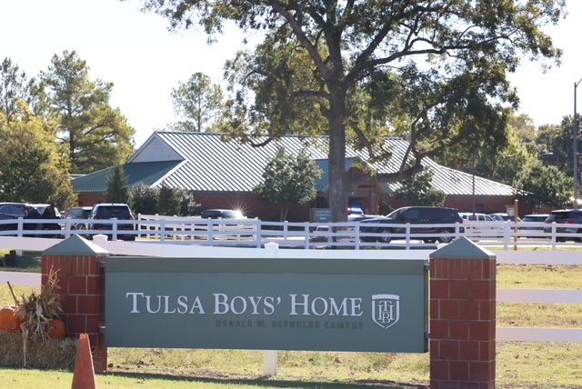 17-year-old boy dies after taking off-duty officer’s gun, shooting ...